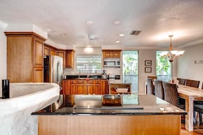 Apartamento Standard, 4 quartos | Cozinha privada | Um frigorífico, um micro-ondas, uma cafeteira/bule 