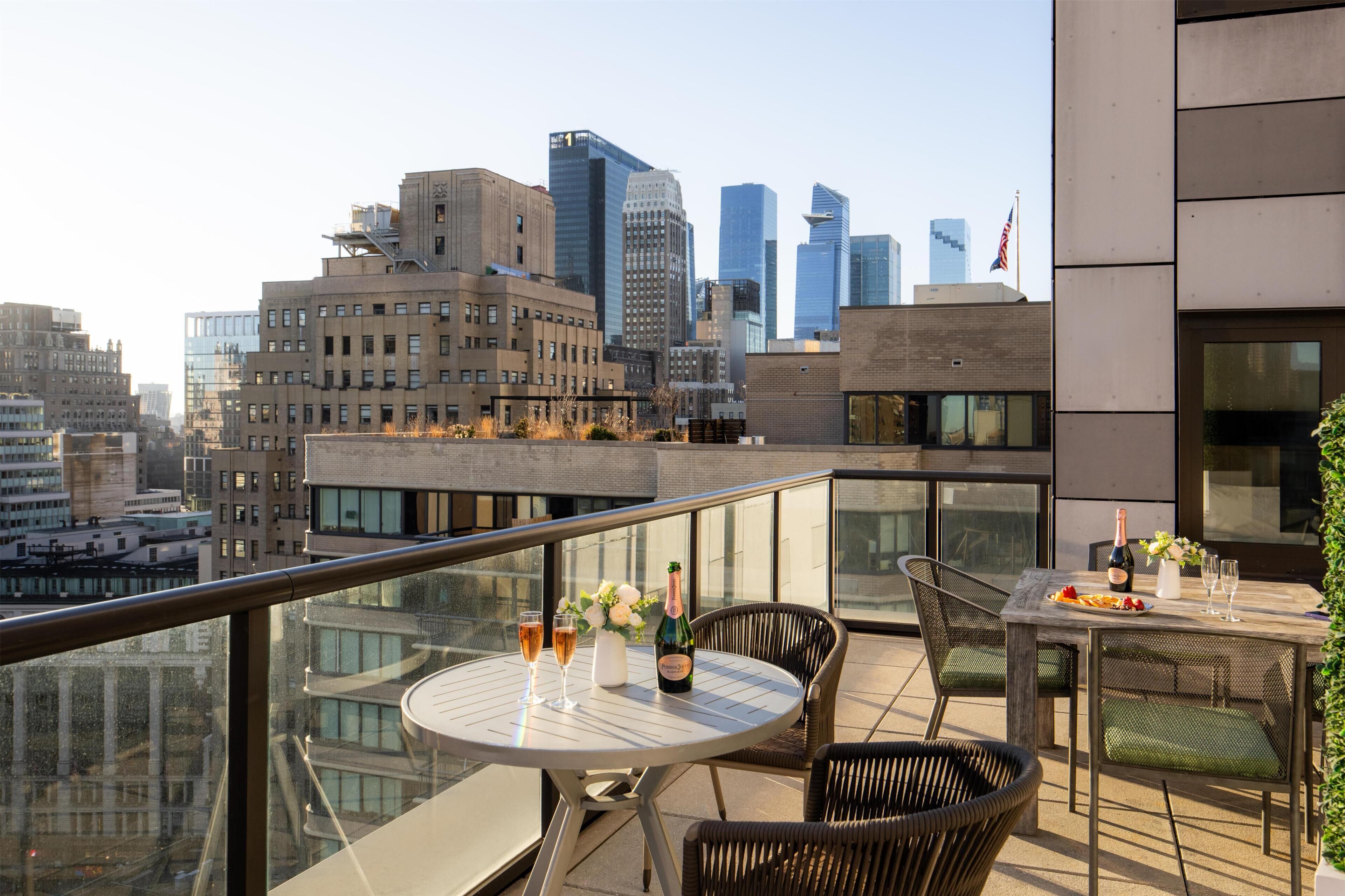Room, 1 King Bed (Empire Skyview with Terrace) | Vista do quarto