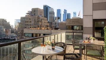 Room, 1 King Bed (Empire Skyview with Terrace) | Vista do quarto