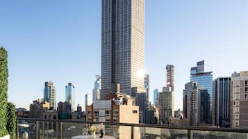 Room, 1 King Bed (Empire Skyview with Terrace) | Vista do quarto