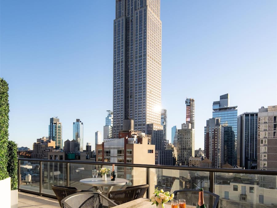 Room, 1 King Bed (Empire Skyview with Terrace) | Vista do quarto