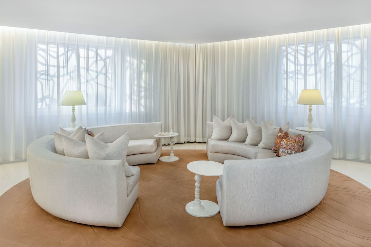 Suite, 1 quarto (Falcon, 1 King) | Sala de estar | Televisor LED de 40 polegadas com canais por cabo, televisor 
