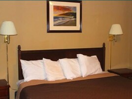 Quarto Standard, 1 cama king-size | Roupa de alta qualidade, secretária, cortinas/cortinados opacos 