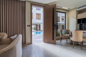 Vila família, vista para a piscina | Área de estar | TV LED 47 polegadas com canais via satélite, TV