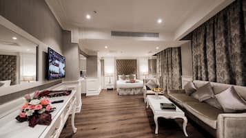 Suite Superior, 1 cama king-size | Sala de estar | Televisor LED de 47 polegadas com canais via satélite, televisor