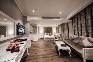 Suíte superior, 1 cama King | Área de estar | TV LED 47 polegadas com canais via satélite, TV
