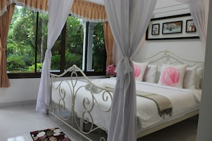 Quarto família, 1 cama King e sofá-cama, vista para o jardim, no jardim | Vista do quarto