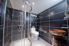 Quarto Duplo Standard | Casa de banho | Artigos de higiene pessoal grátis, um secador de cabelo, chinelos