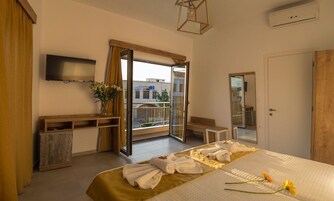 Apartamento Familiar, 1 quarto, vista parcial para o mar | Roupa de alta qualidade, edredões de penas, cofre no quarto