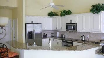 Casa de Luxo, 3 quartos, vista para o mar, em frente ao mar | Cozinha privada | Um frigorífico, um micro-ondas, uma cafeteira/bule