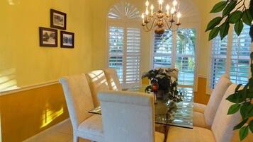 Casa de Luxo, 3 quartos, vista para o mar, em frente ao mar | Refeições no quarto