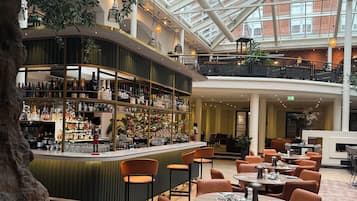 Este bar no lobby do hotel