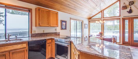 Apartamento família, 3 quartos | Cozinha privada | Geladeira, micro-ondas, cooktop, lava-louças