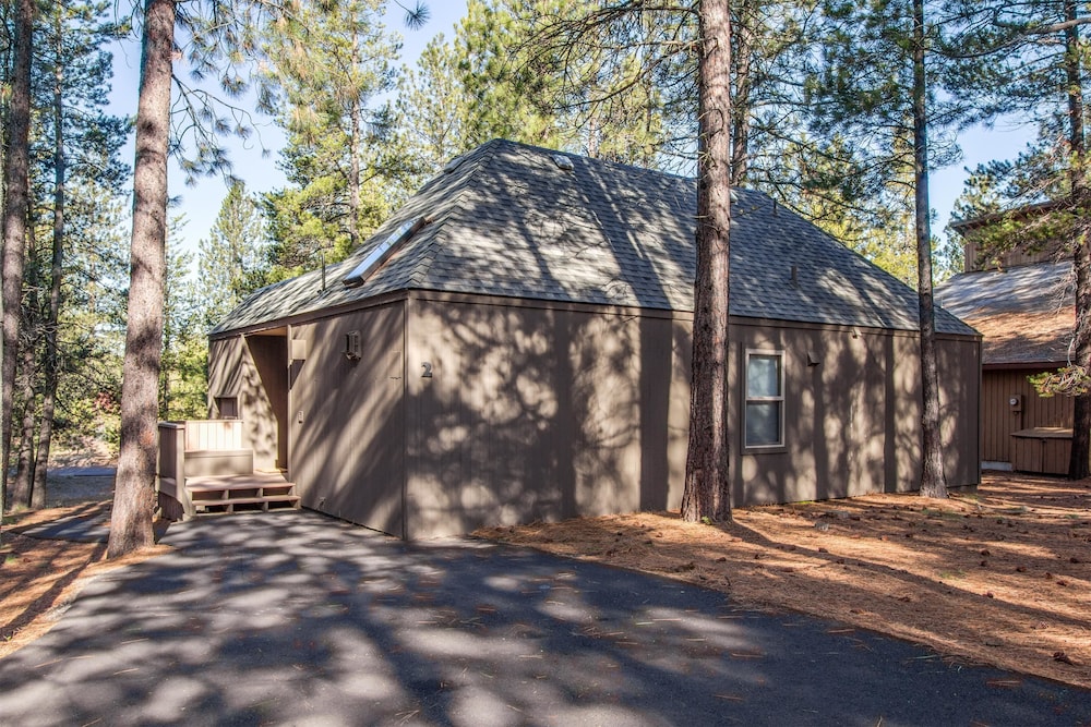 Griz02 - Little Feet & Four-legged Friends Run Free In The Enclosed Deck - Sunriver, OR