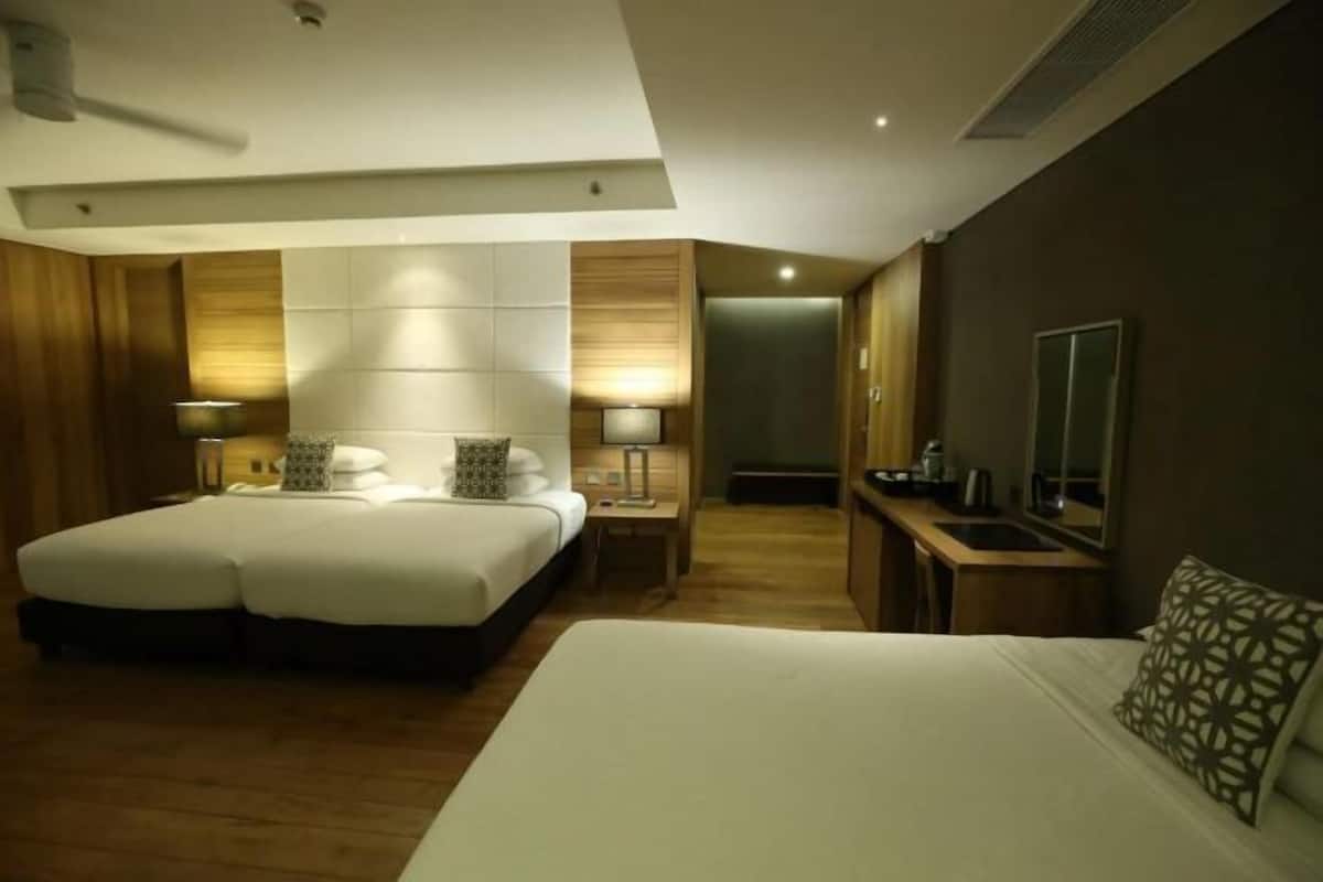 Minibar, cofre no quarto, secretária, cortinas/cortinados opacos