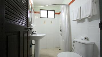 Quarto standard, sacada | Frigobar, cofres nos quartos, quartos à prova de som, Wi-Fi de cortesia