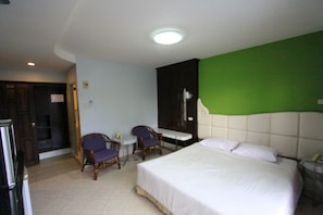 Quarto Standard, varanda | Minibar, cofre no quarto, quartos insonorizados, Wi-fi grátis 