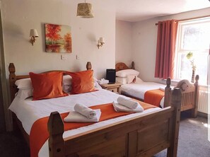 Quarto Familiar (Smaller) | Roupa de cama fornecida 