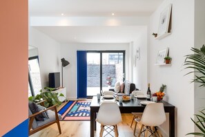 Apartamento Deluxe, 2 quartos, varanda | Sala de estar | TV de ecrã plano 