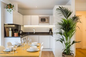 Apartamento Standard, 2 quartos | Cozinha privada | Um frigorífico/congelador grande, um micro-ondas, um forno 