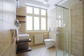 Quarto casal conforto, 1 quarto, suíte | Banheiro | Produtos de toalete grátis, secador de cabelo, toalhas de banho 