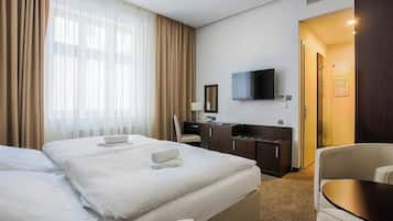 Quarto Duplo Comfort, 1 quarto, casa de banho anexa | Cofre no quarto, secretária, Wi-fi grátis, roupa de cama fornecida