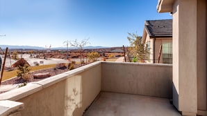 Varanda com vista para uma área residencial, incluindo casas e uma rua.