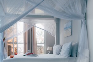 Cofres nos quartos, individualmente mobiliados, quartos à prova de som