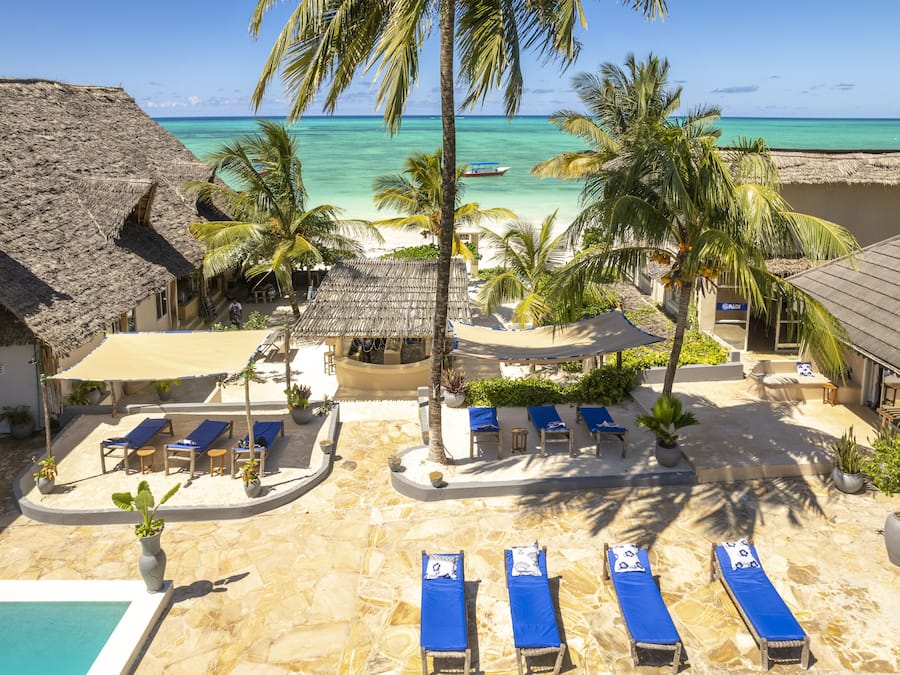 Terraço com espreguiçadeiras