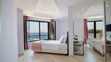 Quarto triplo, vista para o mar | Frigobar, cofres nos quartos, escrivaninha, Wi-Fi de cortesia
