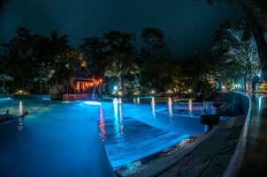 5 piscinas exteriores, guarda-sóis, espreguiçadeiras 