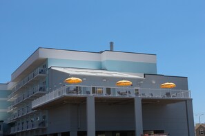 Terraço com espreguiçadeiras
