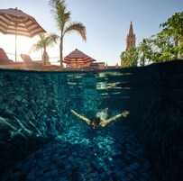 Piscina exterior, espreguiçadeiras 