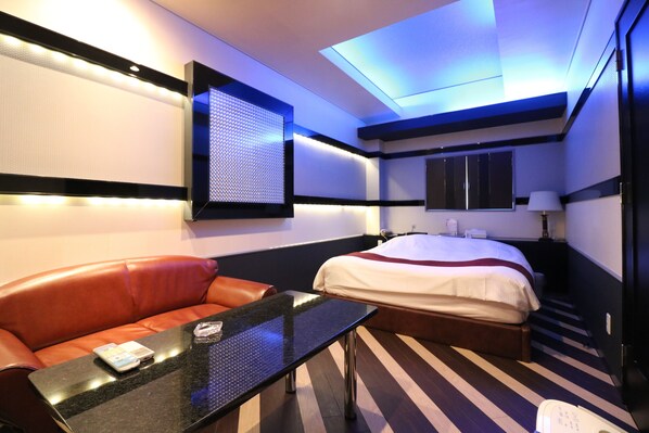 Quarto (B Type (D)) | Edredões de penas, com decoração personalizada, secretária 