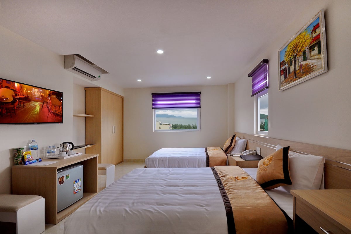 Quarto Familiar | Minibar, cofre no quarto, secretária, cortinas/cortinados opacos