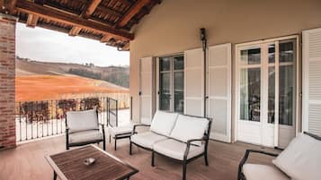 Suite-Estúdio Panorâmica, 1 quarto, 2 casas de banho, vista para as vinhas | Cofre no quarto, com decoração personalizada
