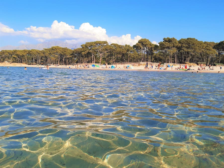 Na praia, prática de pesca