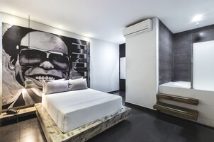 Secretária, Wi-fi grátis, com decoração personalizada 