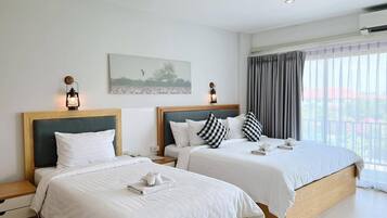 Quarto Triplo Deluxe, várias camas | Secretária, cortinas/cortinados opacos, Wi-fi grátis