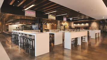 12 restaurantes, que servem almoços, jantares, também cozinha americana