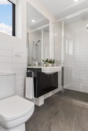 Apartamento, 2 quartos, não fumadores, Vista para a cidade | Casa de banho | Um polibã, produtos de higiene exclusivos, um secador de cabelo 