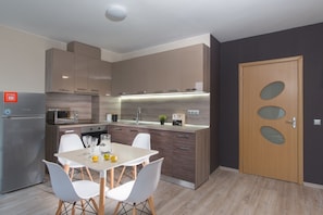 Apartamento, 1 quarto, vista para o mar, junto à praia | Roupa de alta qualidade, cofre no quarto, secretária 