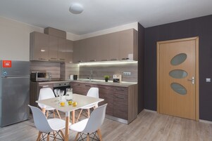 Apartamento, 1 quarto, vista para o mar, junto à praia | Roupa de alta qualidade, cofre no quarto, secretária 