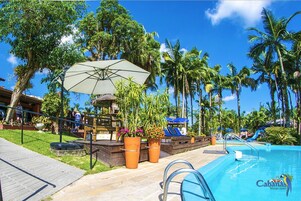 Piscina interna, piscina externa, espreguiçadeiras