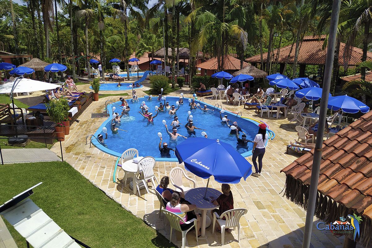 Piscina interna, piscina externa, espreguiçadeiras