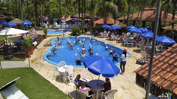 Piscina interna, piscina externa, espreguiçadeiras
