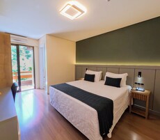 Apartamento Luxo Duplo | Camas de colchão pillowtop, minibar, cofre no quarto, secretária