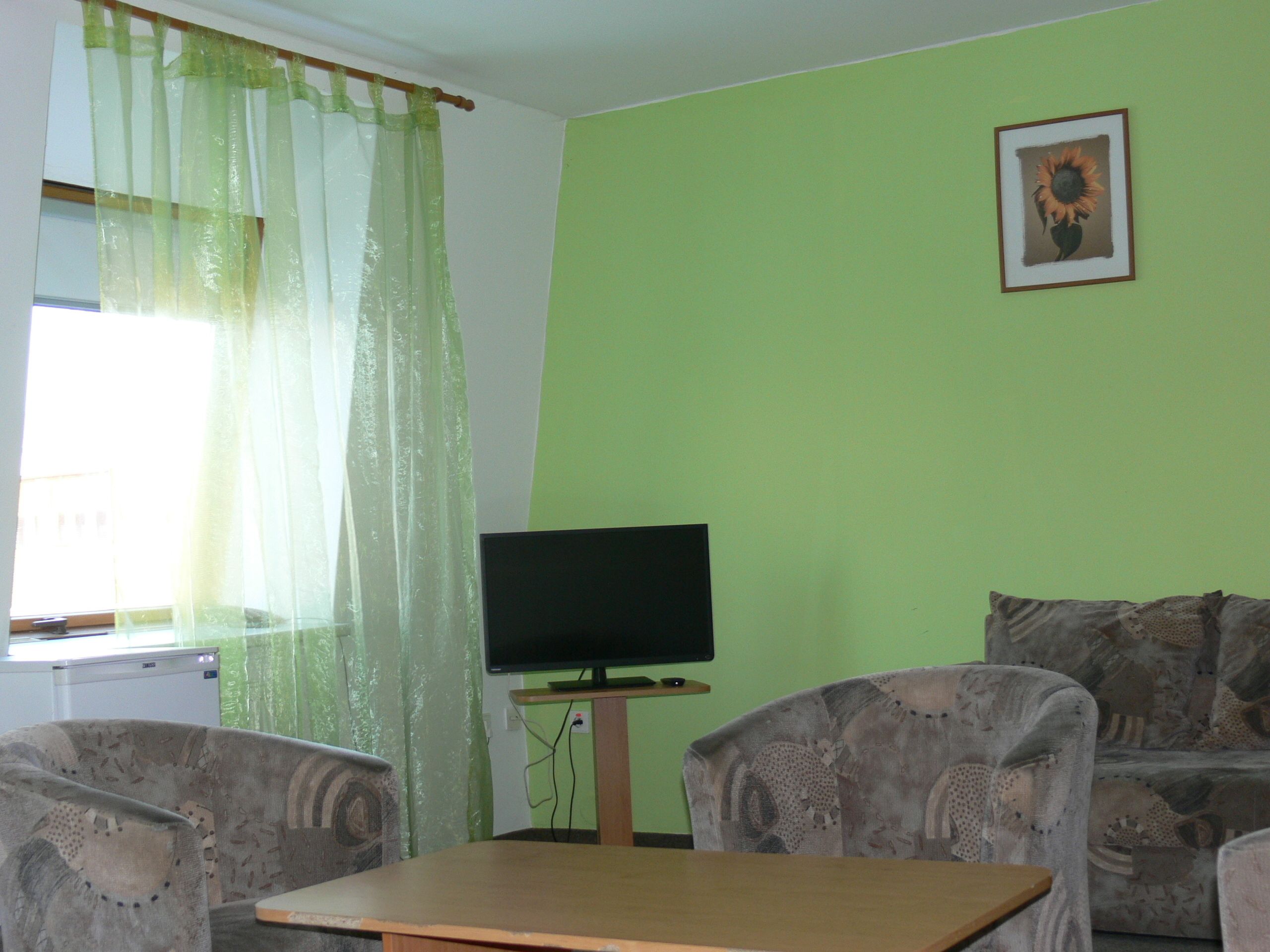 Secretária, berços/camas para crianças, camas desdobráveis 