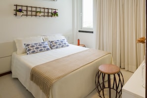 Quarto Deluxe, 3 quartos | Secretária, cortinas/cortinados opacos, quartos insonorizados 