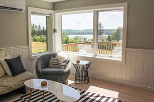 Cabana superluxo | Área de estar | Pebolim, mesa de pingue-pongue, livros